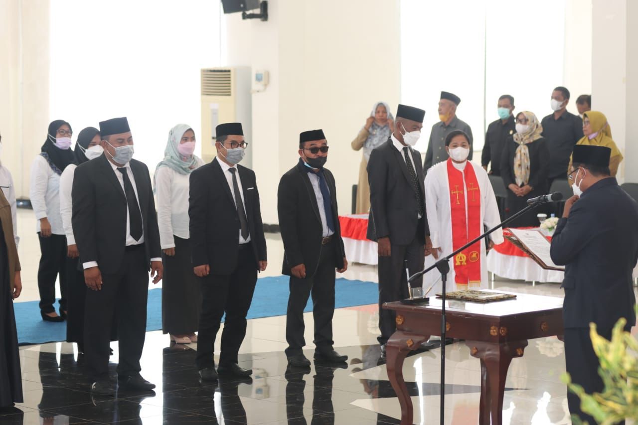 Bupati Haltim Lantik Sejumlah Pejabat Eselon II, III dan IV ... Bupati Haltim Lantik Sejumlah Pejabat Eselon II, III dan IV ...