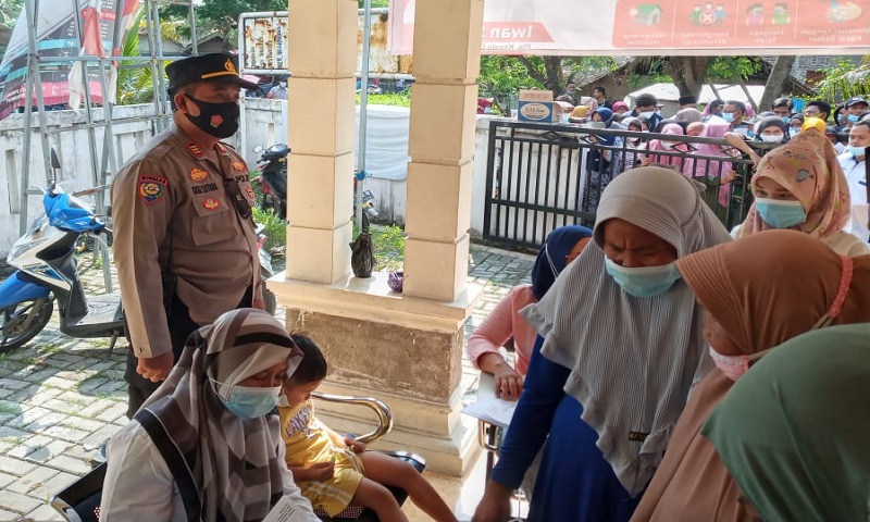 Polsek Cikande Laksanakan Pengamanan Vaksinasi Covid-19 di Desa Gembor Udik Polsek Cikande Laksanakan Pengamanan Vaksinasi Covid-19 di Desa Gembor Udik