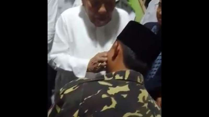 Viral! KH Syukron Tampar Anggota Banser: Kiainya Tidak Dijaga, Gereja ... Viral! KH Syukron Tampar Anggota Banser: Kiainya Tidak Dijaga, Gereja ...