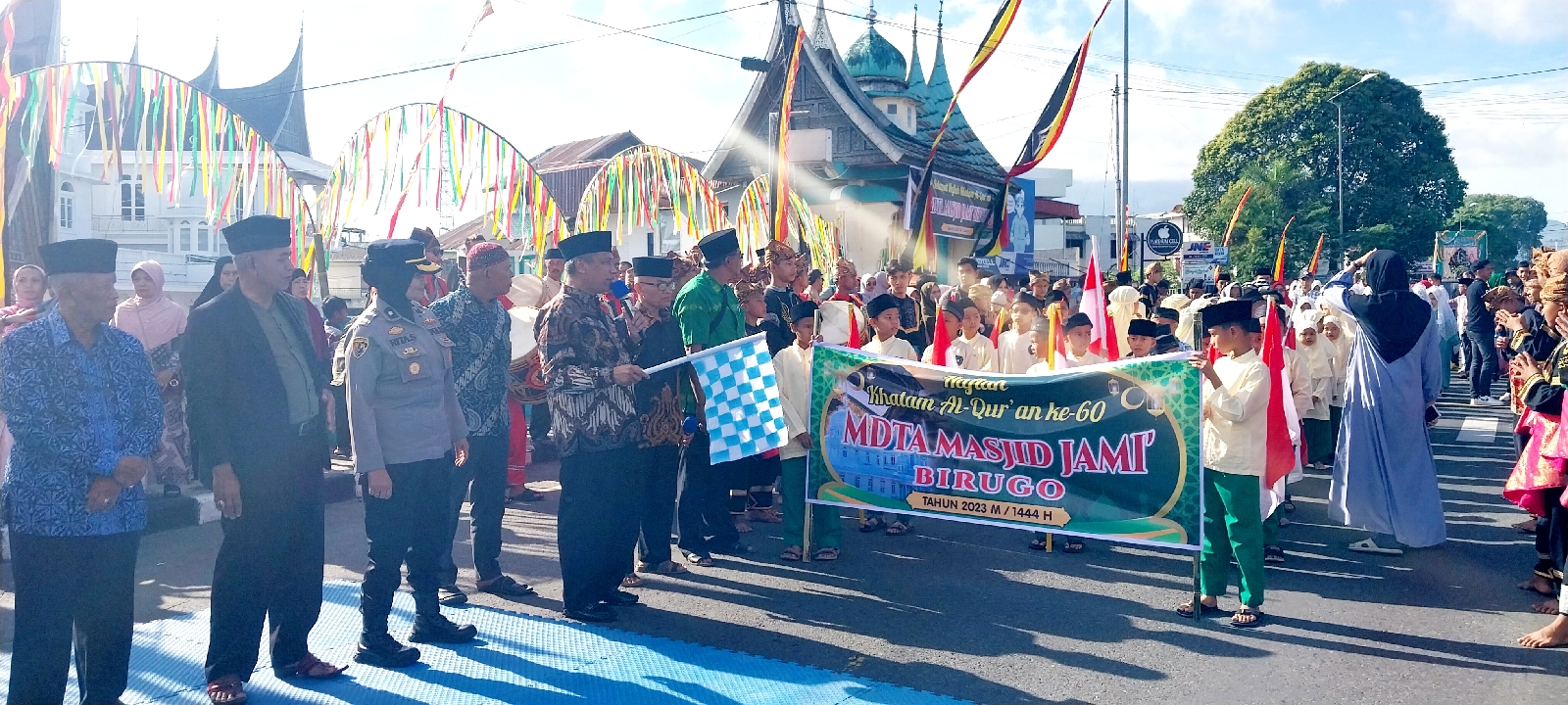 Pawai Ta'aruf Perayaan Khatam Al-Quran MDTA Masjid Jami' Birugo, Di ... Pawai Ta'aruf Perayaan Khatam Al-Quran MDTA Masjid Jami' Birugo, Di ...
