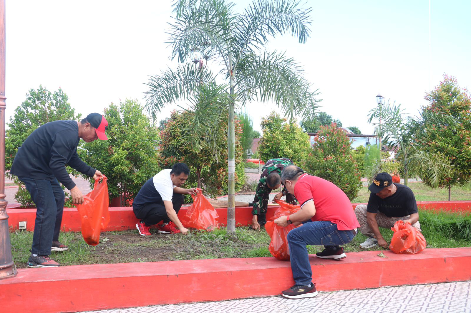 Bupati Franky Pimpin Giat Kerja Bakti Jajaran Pemkab di RTP Amurang ... Bupati Franky Pimpin Giat Kerja Bakti Jajaran Pemkab di RTP Amurang ...