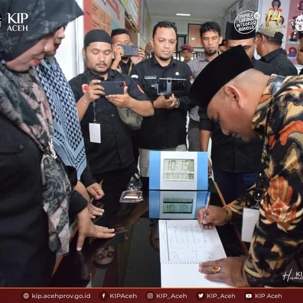 Diantar Ratusan Relawan Ke Kantor KIP Aceh, Akhyar Kamil Daftarkan ... Diantar Ratusan Relawan Ke Kantor KIP Aceh, Akhyar Kamil Daftarkan ...