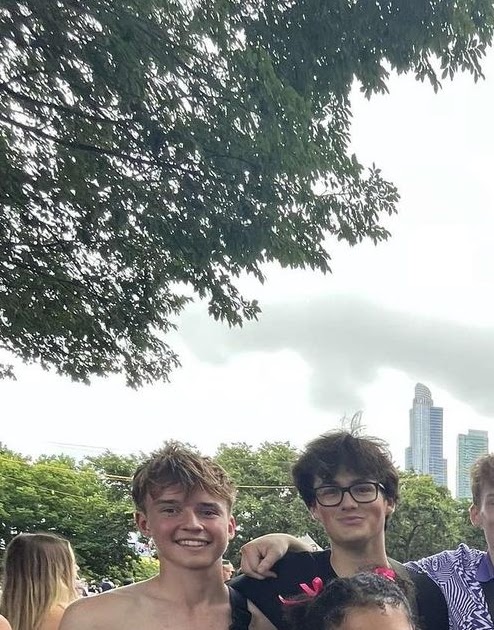Thestarscomeouttoplay Maxwell Jenkins Shirtless And Barefoot