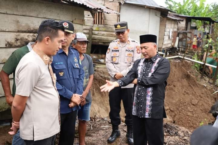 Pj Bupati Apriyadi Turun langsung Sambangi Warga Korban Longsor ... Pj Bupati Apriyadi Turun langsung Sambangi Warga Korban Longsor ...