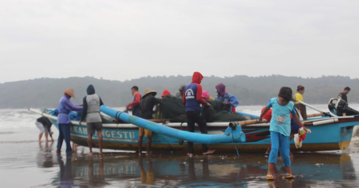 Photo Nelayan Pangandaran Sedang Menjaring Ikan Photo Nelayan Pangandaran Sedang Menjaring Ikan
