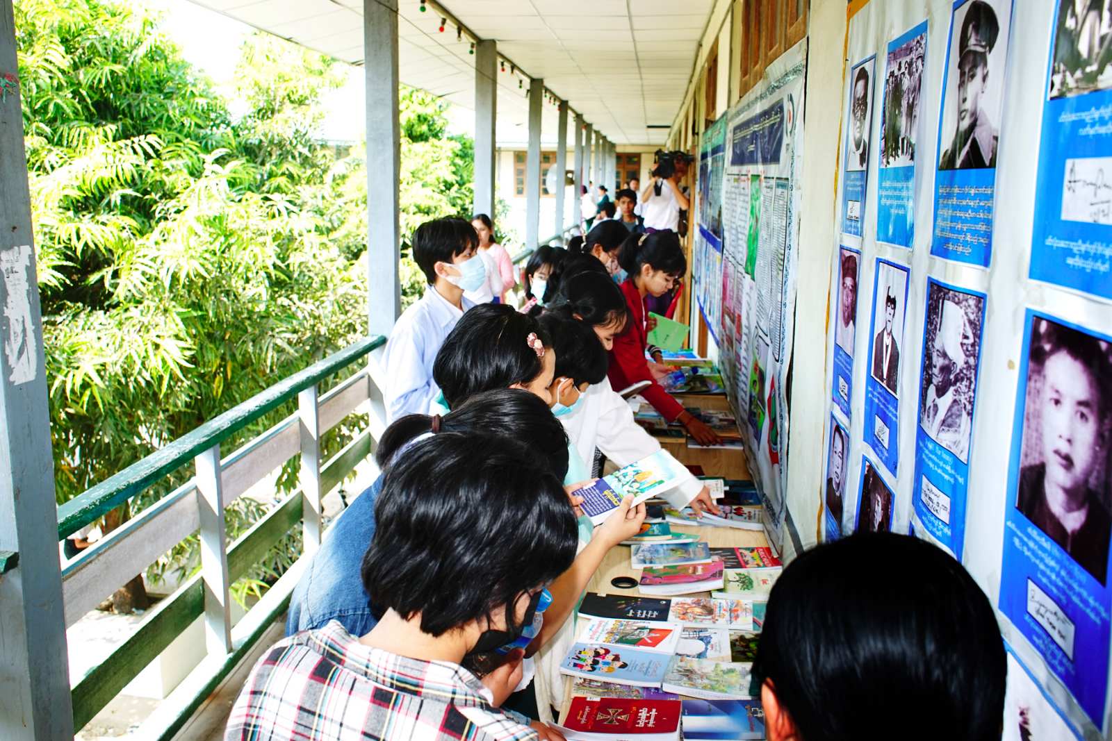 ၇၆ နှစ်မြောက်ပြည်ထောင်စုနေ့အကြို နံရံကပ်စာစောင်နှင့် စာအုပ်ပြပွဲ သံတွဲမ