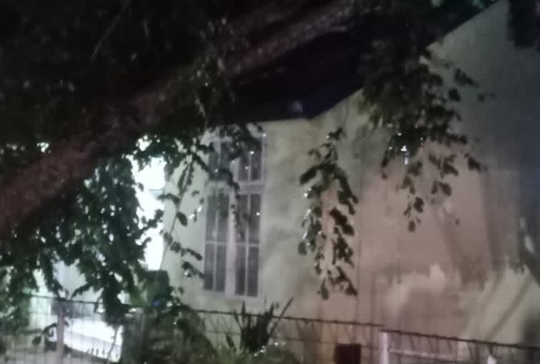 BPBD Dengan Sigap Tangani Pohon Tumbang Menimpa Polindes BPBD Dengan Sigap Tangani Pohon Tumbang Menimpa Polindes