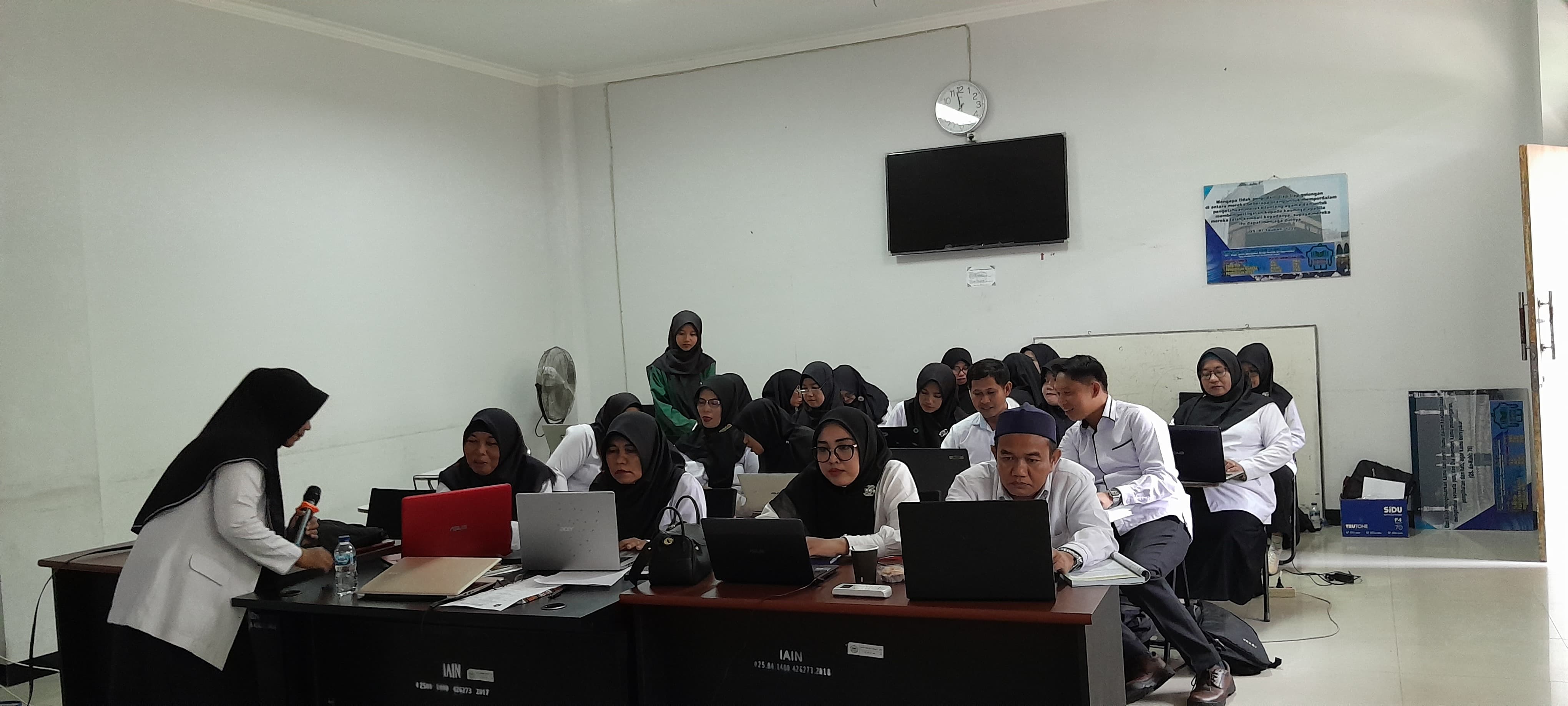 Evaluasi Kurikulum 2017 Prodi Pendidikan Guru Madrasah Ibtidaiyah Evaluasi Kurikulum 2017 Prodi Pendidikan Guru Madrasah Ibtidaiyah